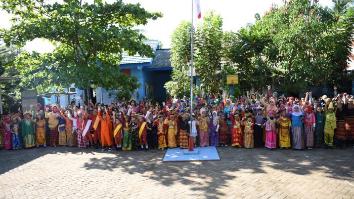 Peringati Sumpah Pemuda, Murid SD Angkasa 3 Pakai Baju Adat - Tribun ...