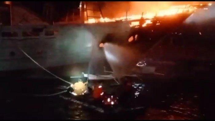 Kapal Pinisi Terbakar Saat Sandar di Tanjung Bira Bulukumba - Tribun ...