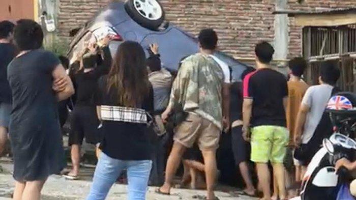 Hindari Kucing di Jl Sawerigading Sengkang, Pengemudi Mobil Tabrak Pagar Rumah Warga dan ...