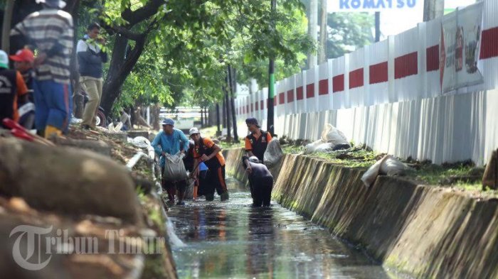 FOTO: Cegah Banjir, Satgas Drainase Keruk Sedimentasi di Jalan Urip Sumoharjo - Tribun-timur.com