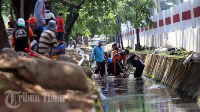 FOTO: Cegah Banjir, Satgas Drainase Keruk Sedimentasi di Jalan Urip Sumoharjo - Tribun-timur.com