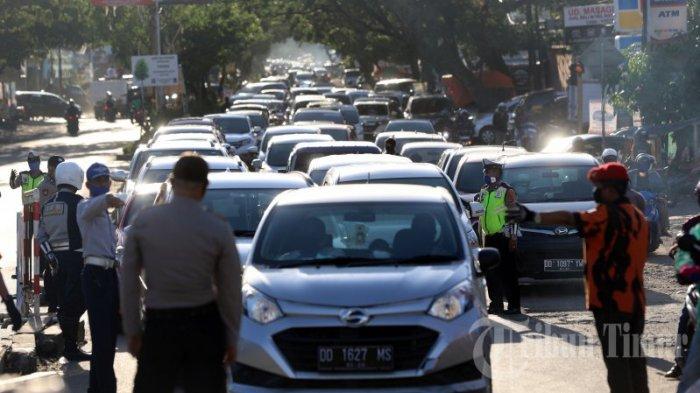 FOTO: Macet Panjang di Perbatasan Gowa-Makassar Akibat Pemeriksaan PSBB ...