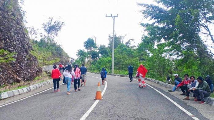 Kasihan, Sejumlah Pengunjung Obyek Wisata Burake Harus Jalan Kaki 700 ...