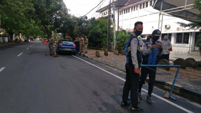FOTO: Surat Edaran Terbit, Satpol PP dan Dishub Sterilkan Parkiran Balaikota Makassar - Tribun ...