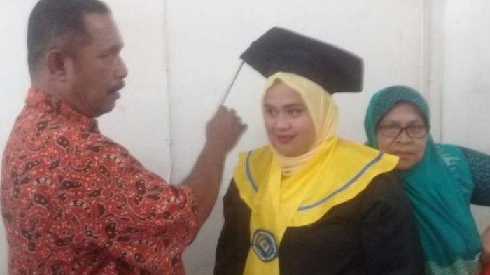 Cerita Muhamad Lubis, Penjual Es yang Wisuda Putrinya dari Bilik Warnet ...