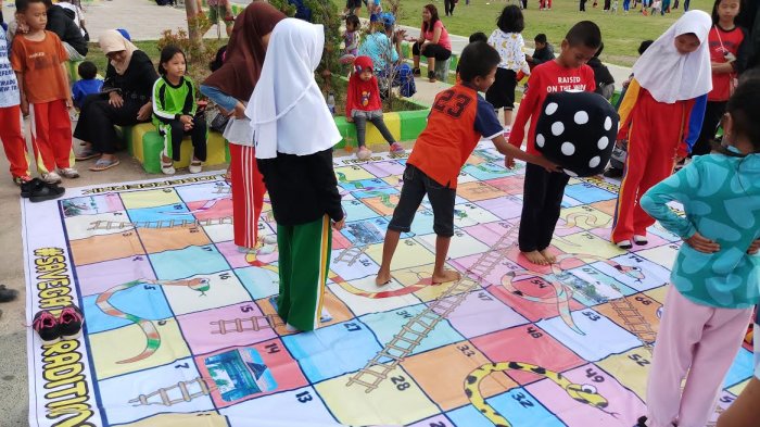 VIDEO: Serunya Main Ular Tangga Raksasa di Lapangan Merdeka Sengkang - Tribun-timur.com