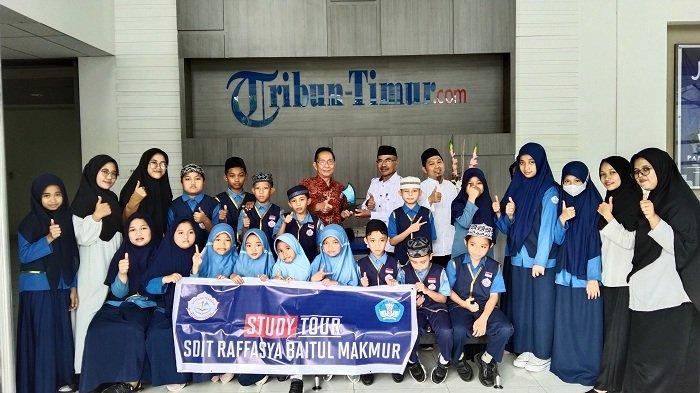 Murid SD Islam Terpadu Raffasya Baitul Makmur Belajar Menulis di Tribun ...