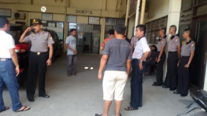 FOTO: Sejumlah Siswa Secaba Polri SPN Batua Menunggu di RS Bhayangkara ...