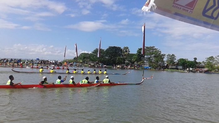 Lomba Balap Perahu di Anetue Soppeng, Berhadiah Satu Motor - Tribun ...