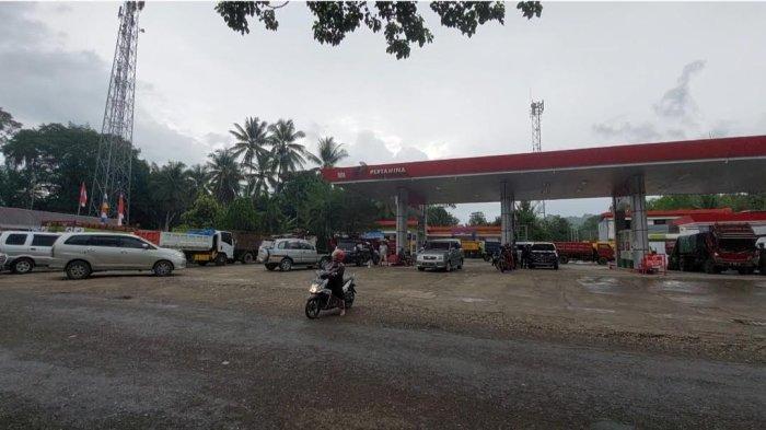 Sah! Harga BBM Resmi Naik, Antrean Kendaraan Tumpah di SPBU Enrekang - Tribun-timur.com