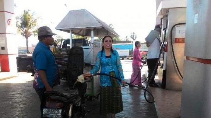 Karyawan SPBU Aeng Batu-batu Takalar Pakai Kebaya Layani Konsumen ...