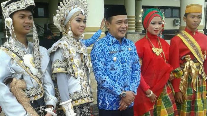 Peringati Sumpah Pemuda, Pelajar Soppeng Pakai Baju Adat - Tribun-timur.com