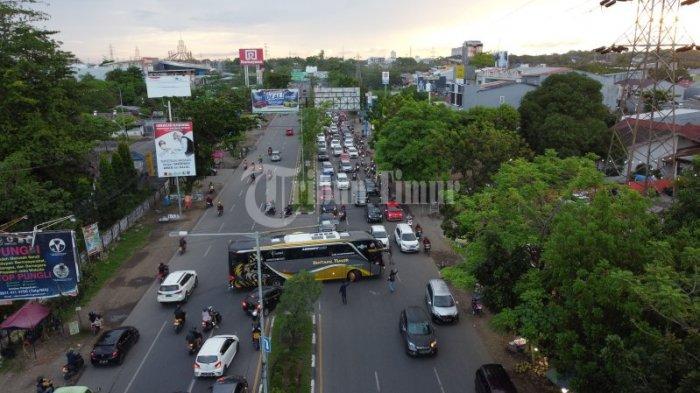 FOTO DRONE: Kendaraan Terjebak Macet di Jalan Perintis Kemerdekaan ...