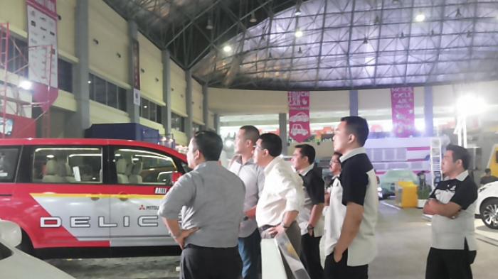 Subhan Aksa Pantau Booth Mitsubishi di POMA 2014 - Tribun-timur.com