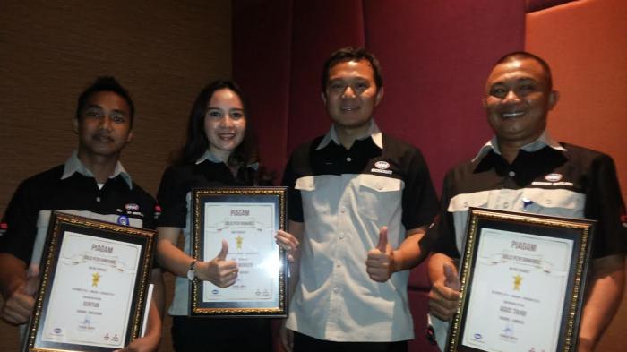 Subhan Aksa Beri Penghargaan Sales Mitsubishi Berprestasi - Tribun ...