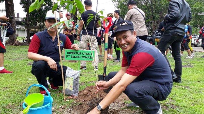 Hijaukan Tonasa Park Pangkep, Dirut Tonasa Ikut Tanam Pohon - Tribun ...