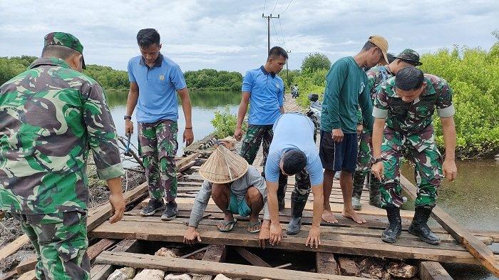 Video: TNI-Warga Gotong Royong Perbaiki Jembatan di Kuri Caddi - Tribun-timur.com