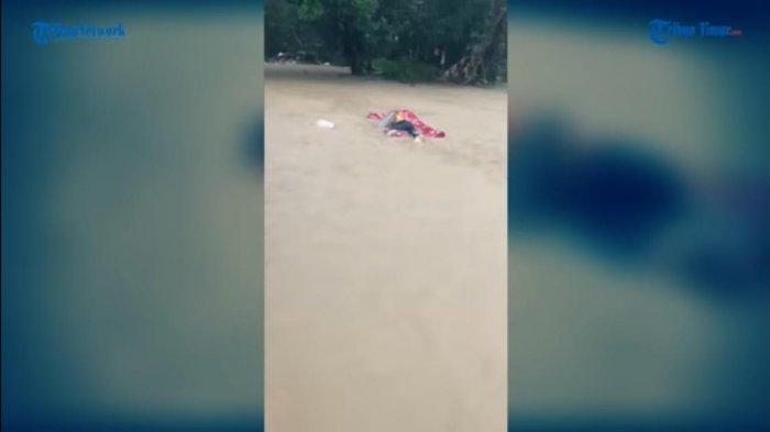 VIDEO: Seorang Pemuda Tidur di Atas Kasur dan Terbawa Arus Banjir Viral - Tribun-timur.com