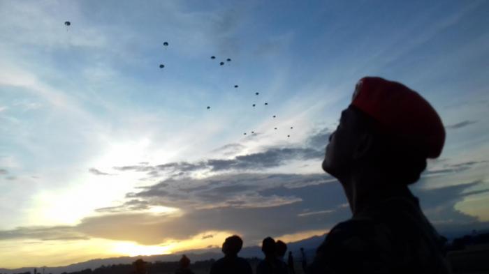 227 Paskhas TNI AU Terjun Payung di Bandara Lama - Tribun-timur.com