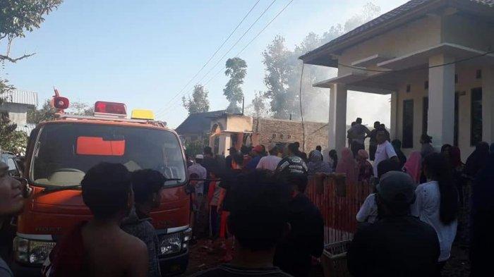 Diduga Arus Pendek Listrik, Tiga Rumah Ludes Dilalap Sijago Merah di Perbatasan Bantaeng ...
