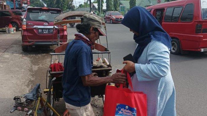 Gubernur Sulsel Salurkan Paket Sembako ke Warga Kurang Mampu di Gowa - Tribun-timur.com