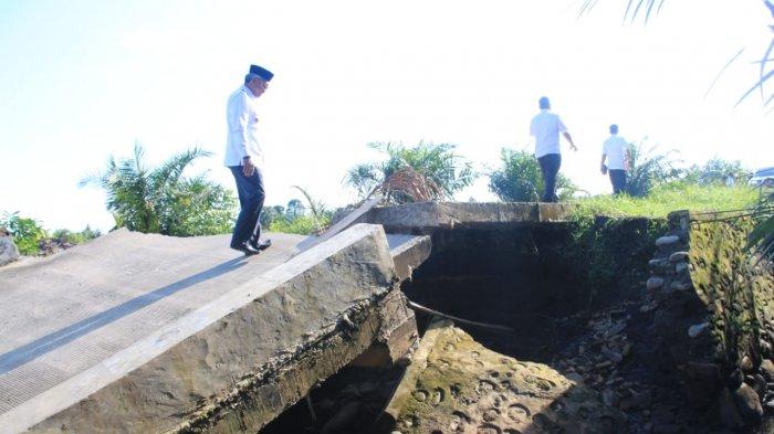 Bupati Luwu Timur Perintahkan Dinas PUPR Segera Benahi Jembatan Ambruk di Burau - Tribun-timur.com