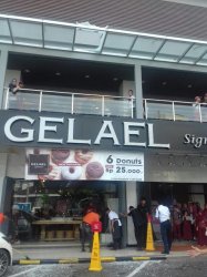 Kaca Atap Toko Gelael Timpa Mobil, Ini Yang Terjadi - Tribun-timur.com