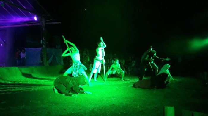 Pementasan di Atas Pematang Sawah Sukses Pukau Ribuan Warga Sinjai ...