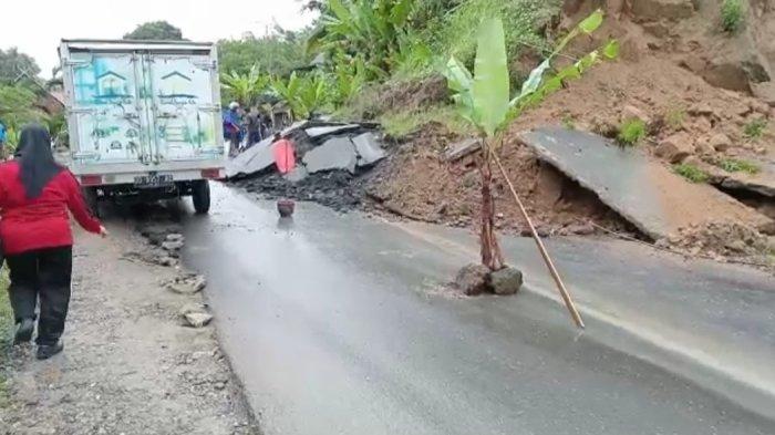 Breaking News: Tanah Longsor Tutup Akses Jalan Poros Trans Sulawesi di Desa Karrang Enrekang ...