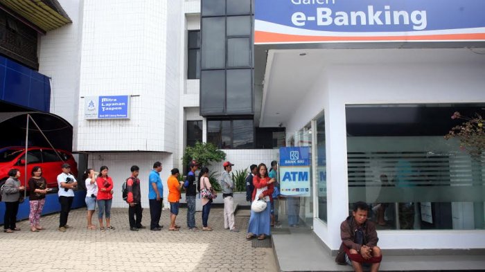 Foto-foto: Antrean Panjang di ATM Rantepao Toraja Utara - Tribun-timur.com