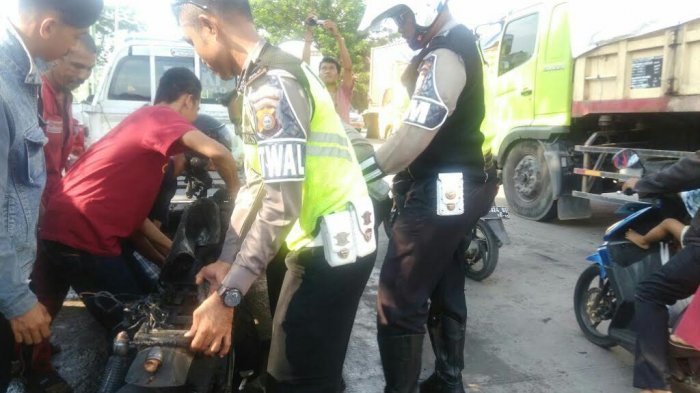 Truk Tangki dan Motor Terbakar di Maros, 3 Mobil Damkar Padamkan Api ...