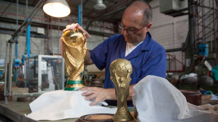 Ini Foto-foto Proses Pembuatan Trofi Piala Dunia 2018 di Italia ...