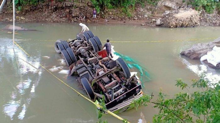 BREAKING NEWS: Jembatan Bojo' Barru Ambruk, Truk Bermuatan Pupuk Terjun ... BREAKING NEWS: Jembatan Bojo' Barru Ambruk, Truk Bermuatan Pupuk Terjun ...