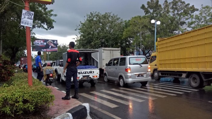 Truk Mogok, Poros Kota Maros Macet - Tribun-timur.com