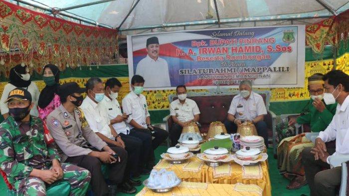 Ada Spanduk Dukungan Dua Periode Irwan Hamid di Acara Mappalili Pinrang ...