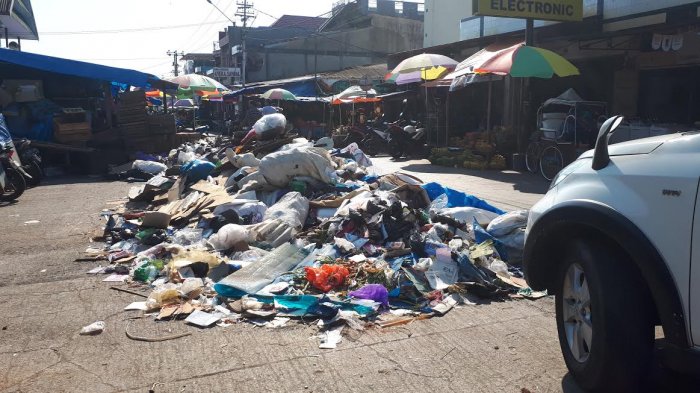 Sampah Busuk Menumpuk di Pasar Sentral Maros, Warga Mengeluh - Tribun ...