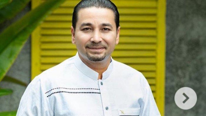 Aktor Umar Lubis Bintang Jilbab In Love Jajal Dunia Teater, Ini ...