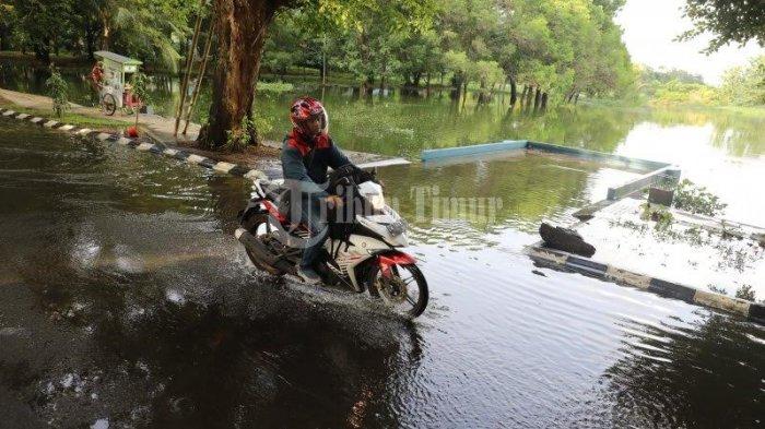Foto Danau Unhas Meluap Mengakibatkan Genangan Air di Pintu Satu ...