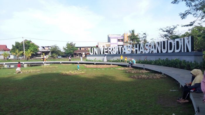Taman Infinity Bridge Unhas Jadi Tempat Bermain Anak-anak - Tribun ...