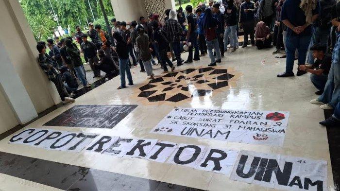 Ratusan Mahasiswa Geruduk Rektorat, Bentangkan Spanduk 'Copot Rektor ... Ratusan Mahasiswa Geruduk Rektorat, Bentangkan Spanduk 'Copot Rektor ...