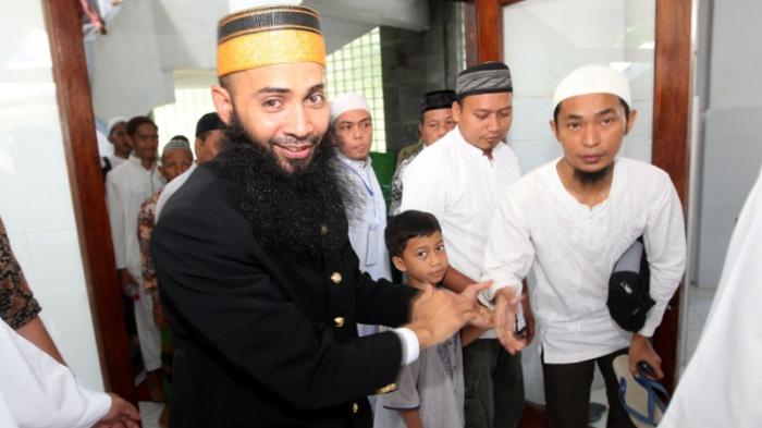 FOTO: Ustad Syafiq Reza Salami Jamaah Usai Bawakan Khutbah Jumat di ...
