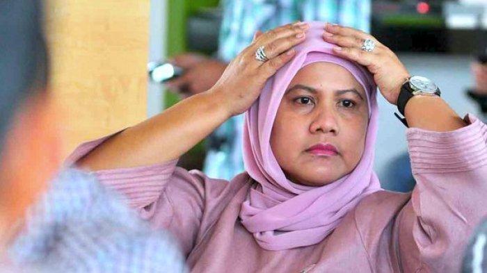 LAGI VIRAL Video Detik-detik Ibu Negara Iriana Jokowi Terjatuh Saat ... LAGI VIRAL Video Detik-detik Ibu Negara Iriana Jokowi Terjatuh Saat ...