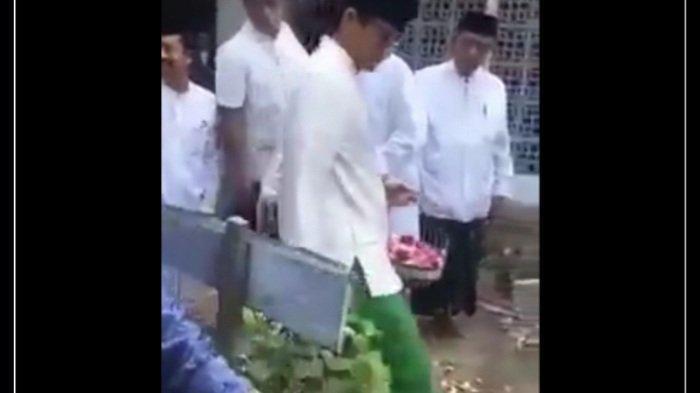 LAGI VIRAL Video Detik-detik Sandiaga Uno Langkahi Makam Pendiri NU ... LAGI VIRAL Video Detik-detik Sandiaga Uno Langkahi Makam Pendiri NU ...