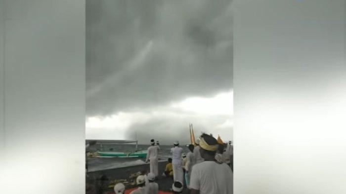 Detik-detik Fenomena Waterspout Terjadi di Pantai Kubutambahan Buleleng ...