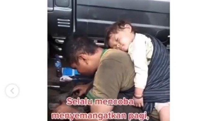 Sambil Kerja, Ayah Ini Gendong Anaknya - Tribun-timur.com