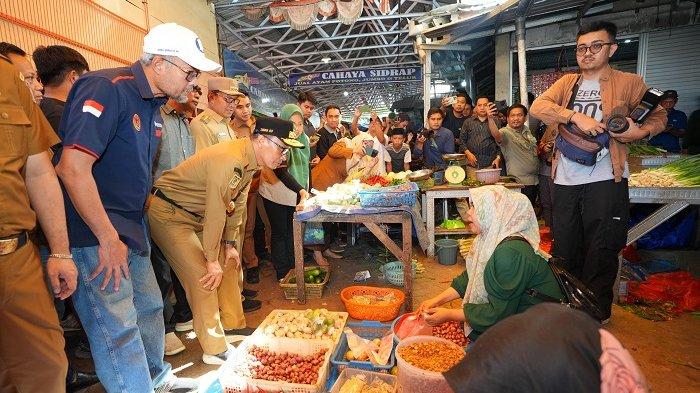 Harga Ayam dan Cabe Stabil saat Pj Gubernur Sulsel Sidak Pasar Terong - Tribun-timur.com
