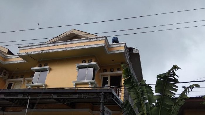 Perbaiki Atap Rumah Majikan, Warga Bone Tewas Kesetrum - Tribun-timur.com