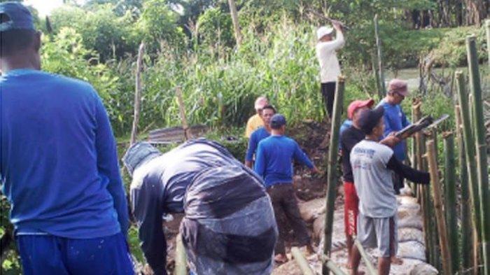 Warga Mattiro Deceng Maros Gotong Royong Perbaiki Tanggul Sungai - Tribun-timur.com