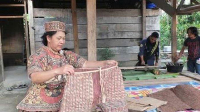 Mengenal Pakaian Tradisional Rampi Luwu Utara yang Terbuat dari Kulit ...