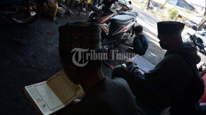 FOTO: Bengkel Remaja Motor Gratiskan Oli dan Servis Asal Bisa Ngaji ...